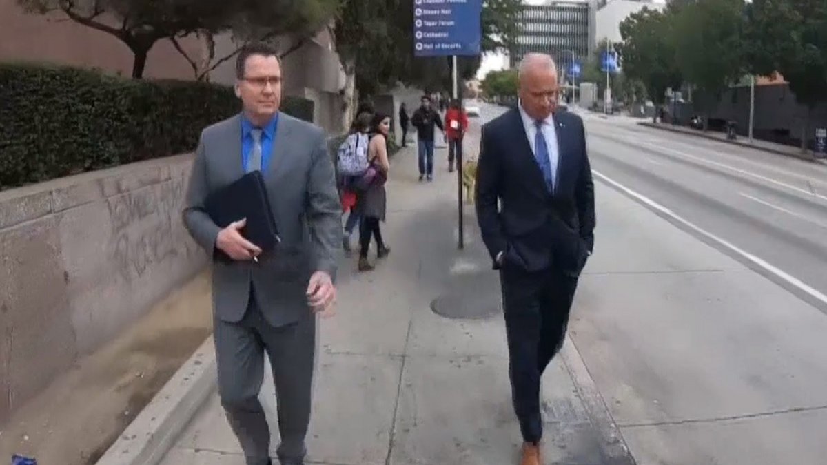 Presentan cargos contra oficial retirado de LAPD – Telemundo 52