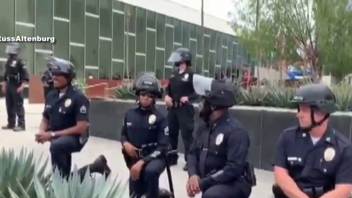 Oficiales del LAPD se unen a manifestantes y se arrodillan frente al ...