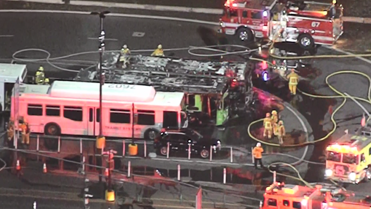 Autobuses en LAX prenden en llamas – Telemundo 52