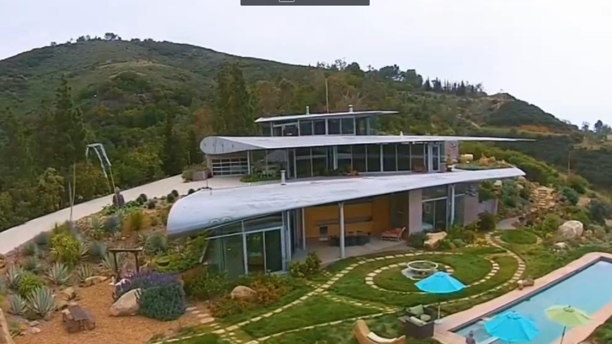 Una vida bajo el ala de un avión – Telemundo 52