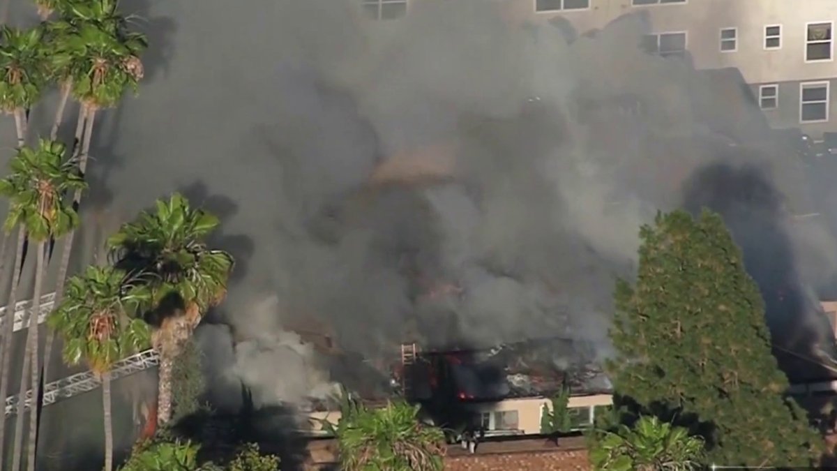 Bomberos combaten incendio en complejo de apartamentos en Hollywood ...