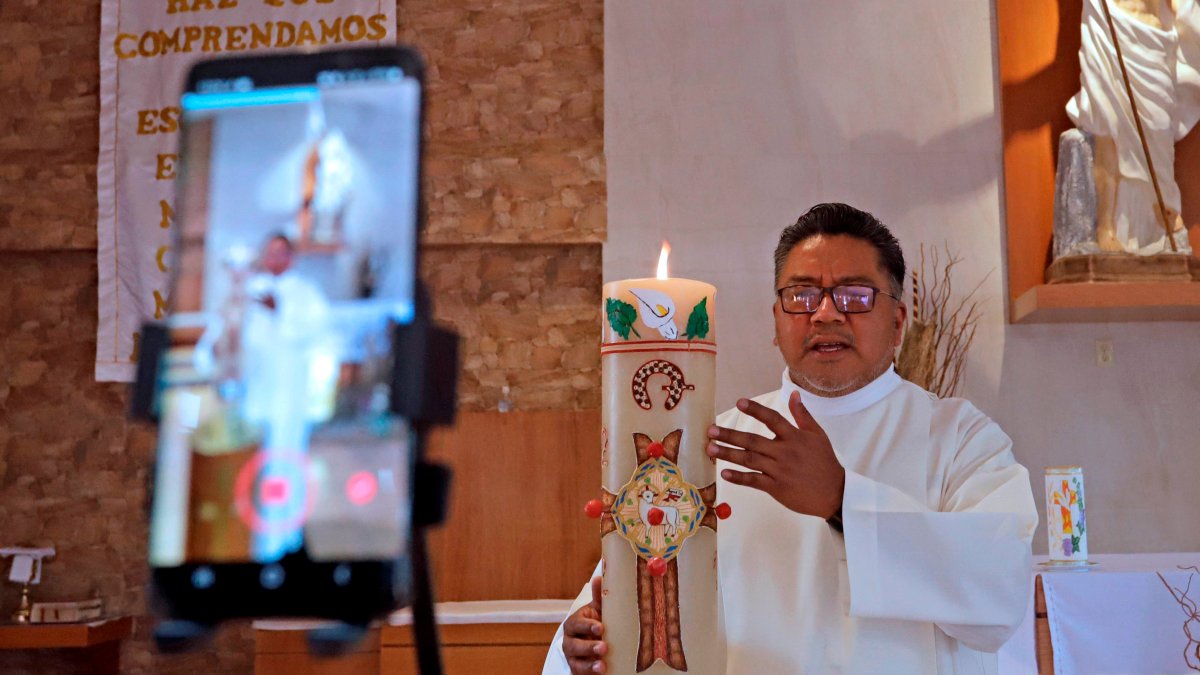Quién es el padre Cheke, el sacerdote mexicano que arrasa en TikTok ...