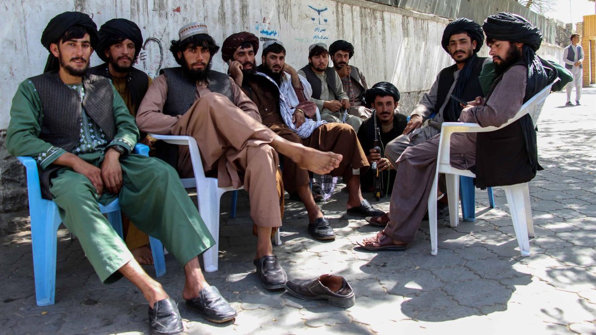 Talibanes en Afganistán prohíben a barberos afeitar o cortar la barba a ...