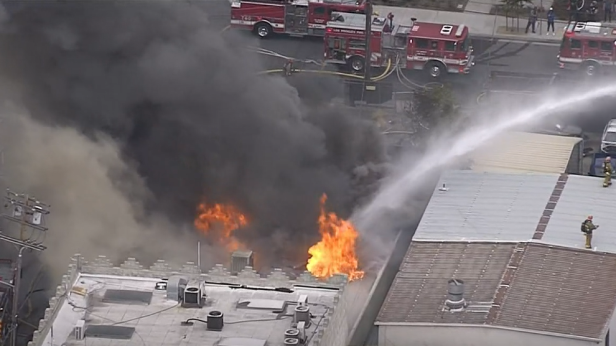 Bomberos combaten incendio en edificio de North Hollywood – Telemundo 52