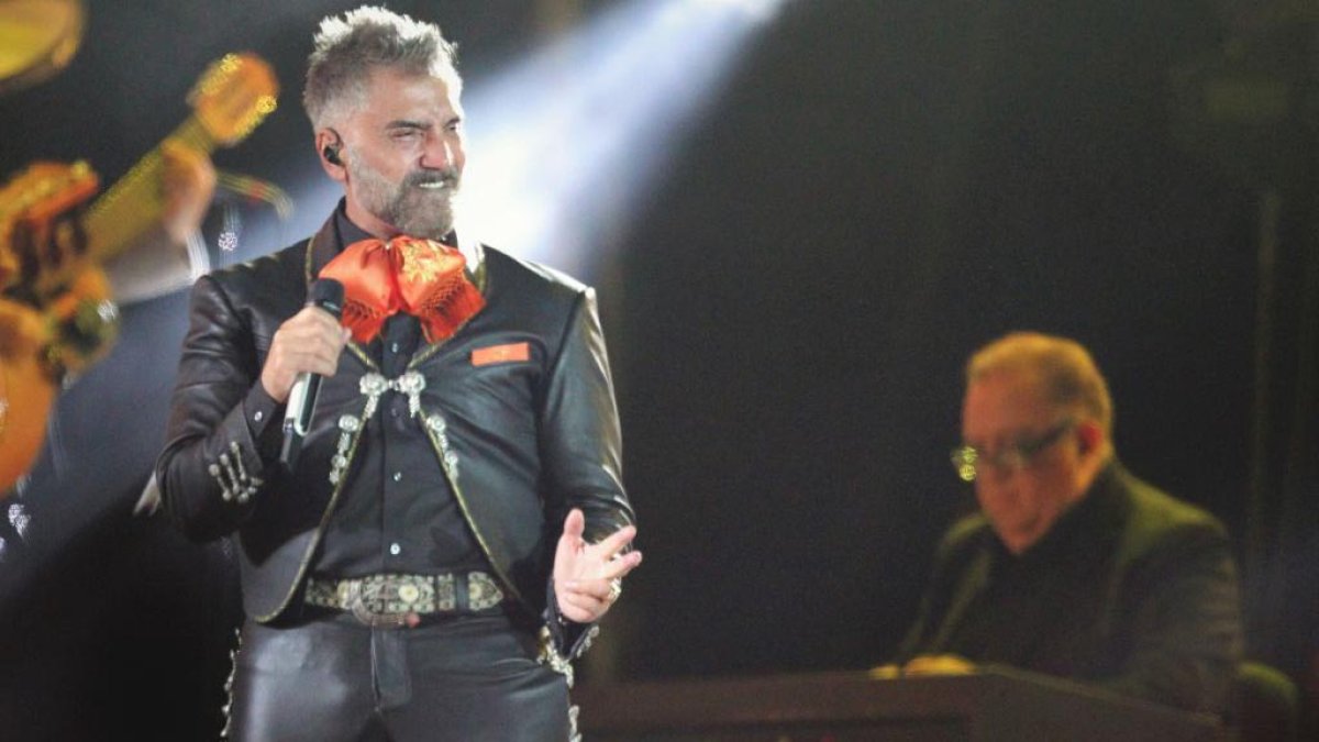 Alejandro Fernández tiene nuevo look – Telemundo 52