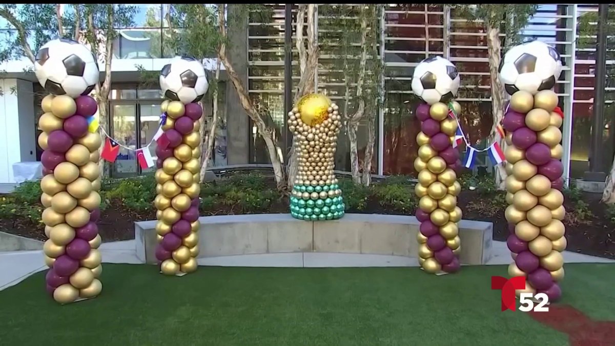 Artista elabora trofeo de fútbol con miles de globos – Telemundo 52