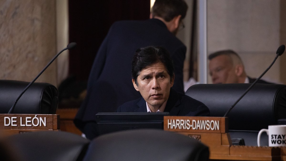 Presencia de Kevin de León en el concejo crea caos fuera y dentro del ...