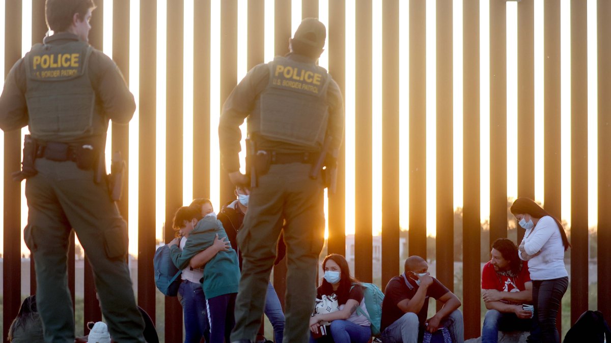 Título 42: la Corte Suprema mantiene vigente la política migratoria ...