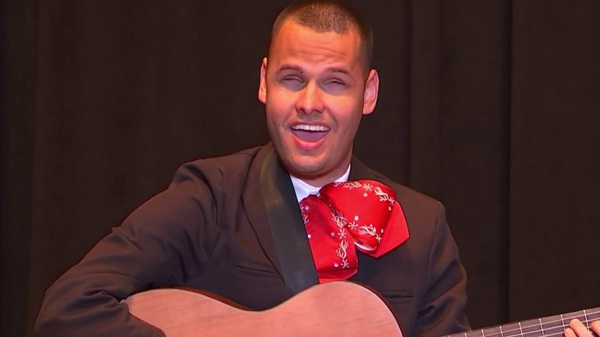 Johnny Muñoz, invidente que toca la guitarra y canta mariachi ...