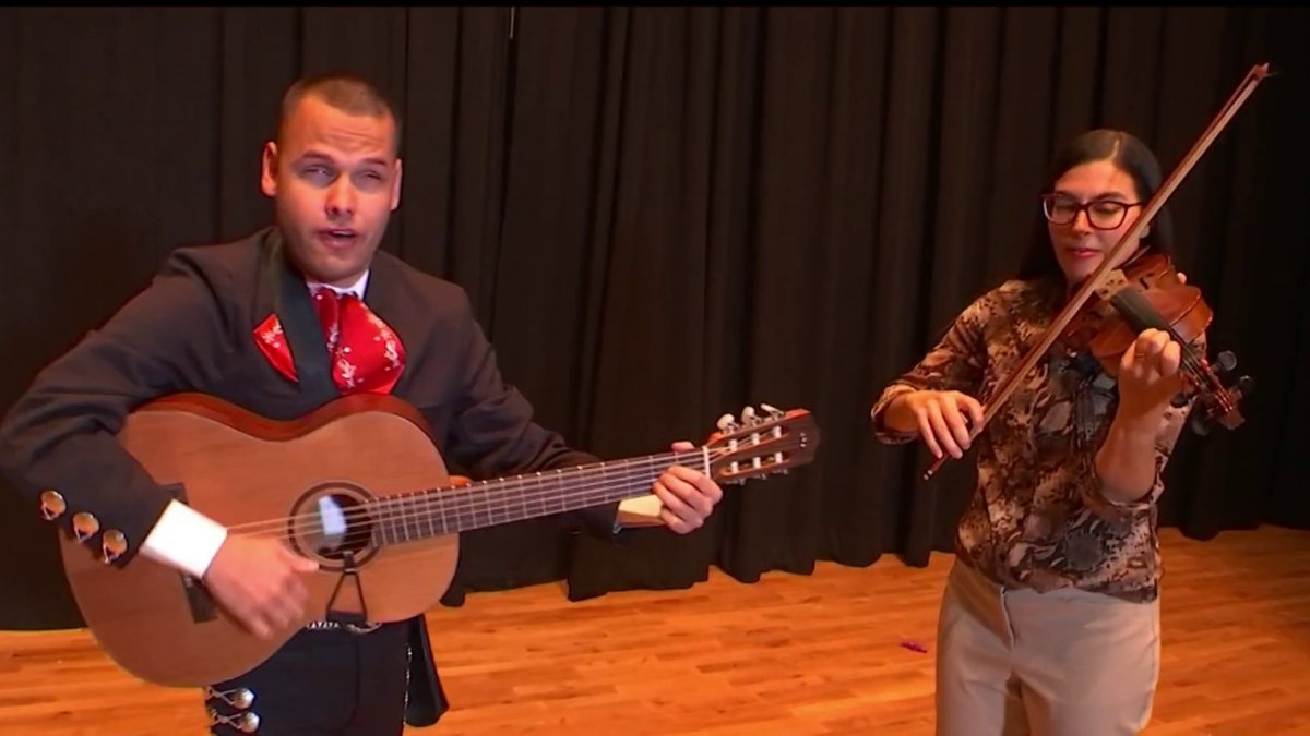 Johnny Muñoz canta mariachi y toca guitarra – Telemundo 52
