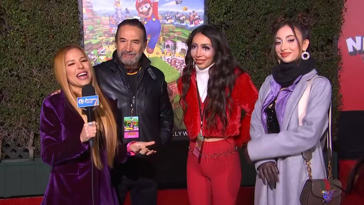 El Buki y sus hijas en el estreno de Super Nintendo World – Telemundo 52