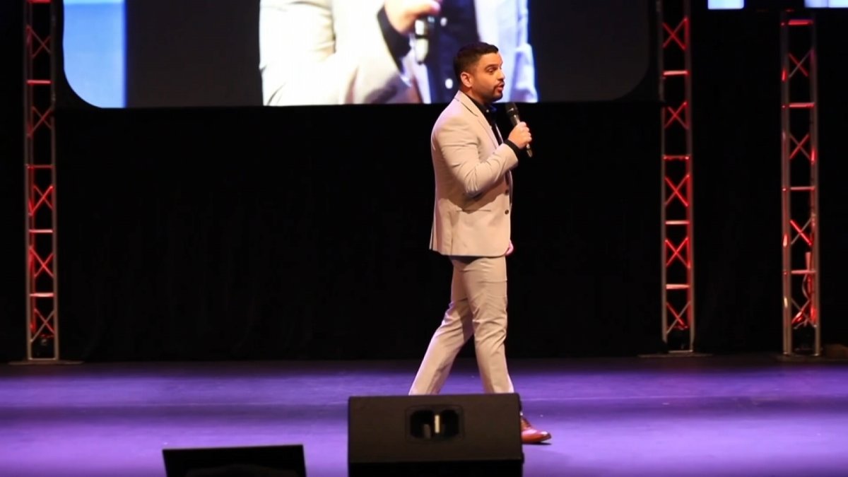 Josue “Comedy” Torres utiliza el humor para sanar – Telemundo 52