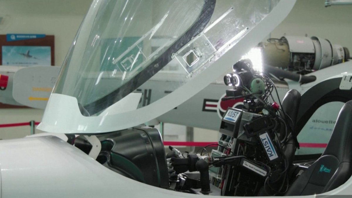 Crean robot humanoide capaz de pilotear un avión – Telemundo 52