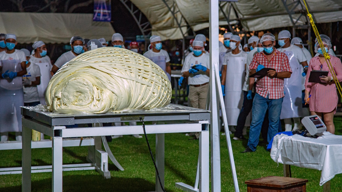México: Chiapas gana Récord Guinness por bola gigante de queso ...