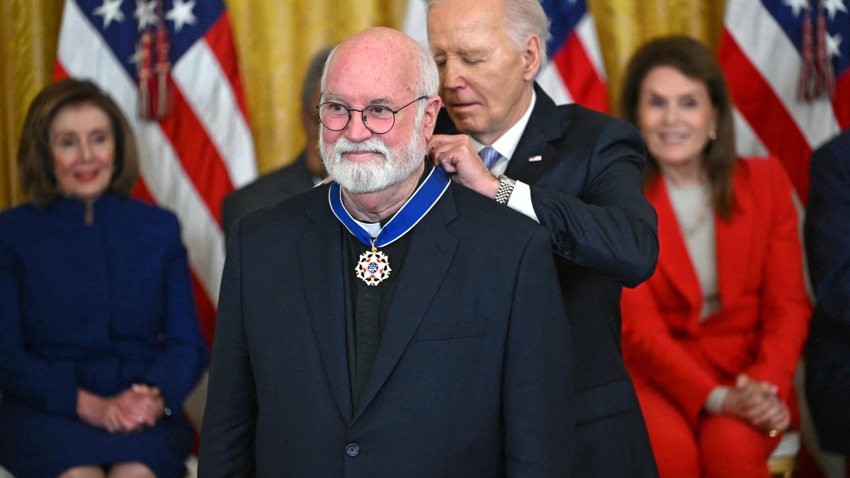El padre Gregory Boyle, fundador de Homeboy Industries, recibe la ...