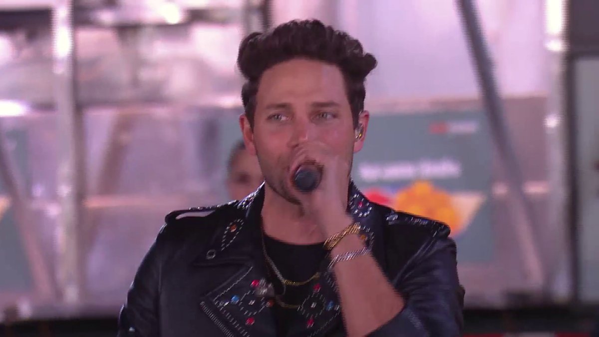 Gabriel Coronel canta salsa en Top Chef VIP – Telemundo 52