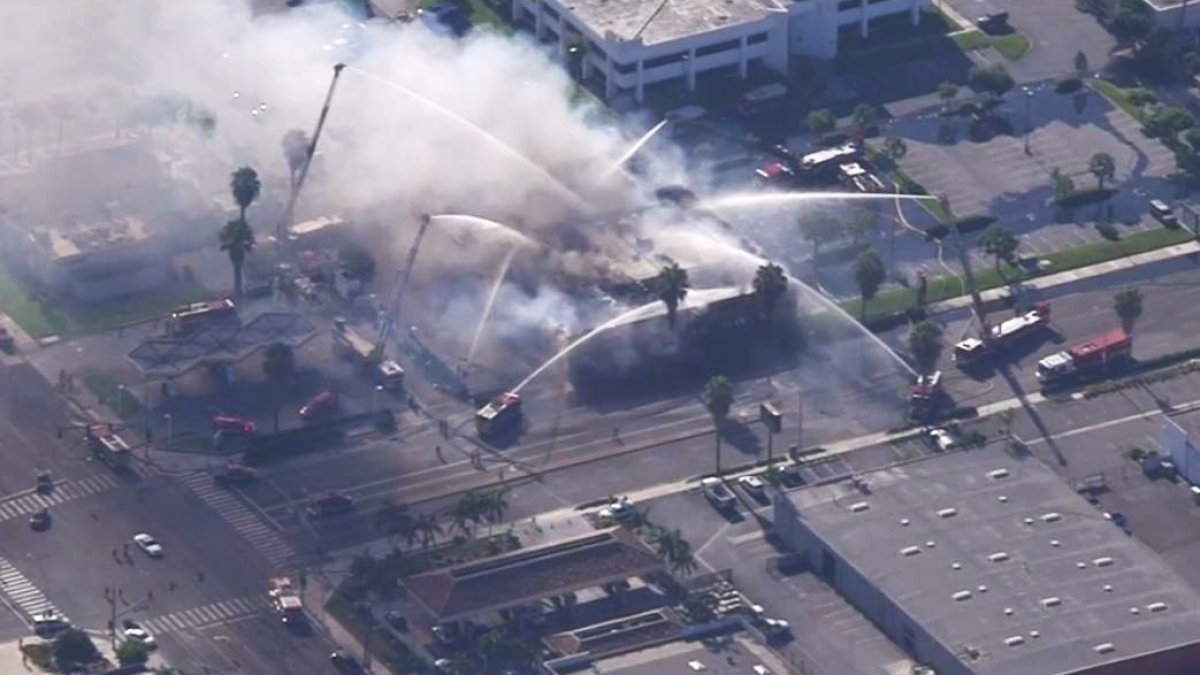 Incendio causa daños en centro comercial en Anaheim – Telemundo 52