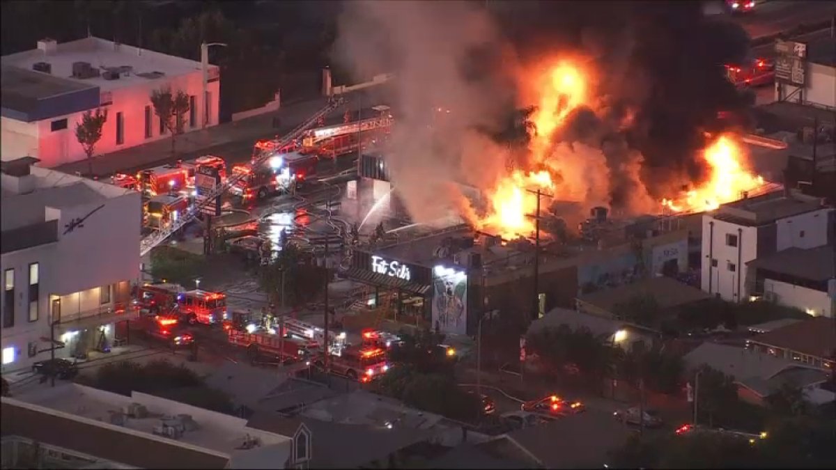 Incendio en tienda AutoZone arrasa centro comercial en Hollywood ...