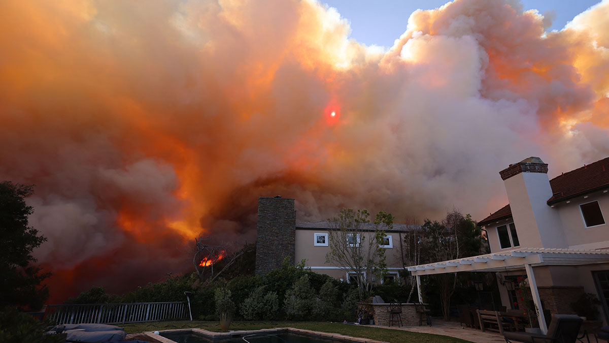 California: Kristin Crowley discute con Karen Bass sobre incendios ...