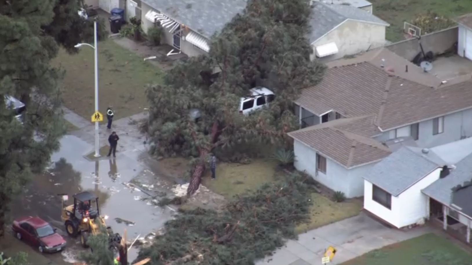 Fotos de los daños que dejó el tornado en Pico Rivera. – Telemundo 52