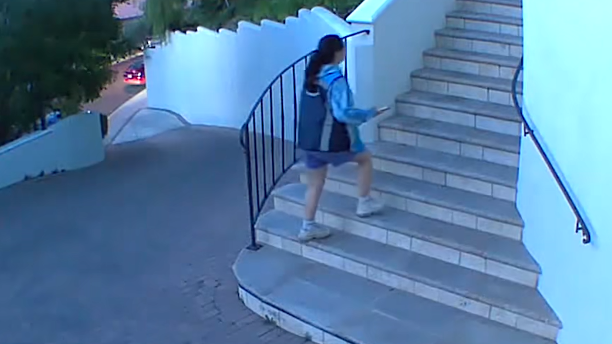 Captan a repartidora de paquetes defecando frente a una casa en ...