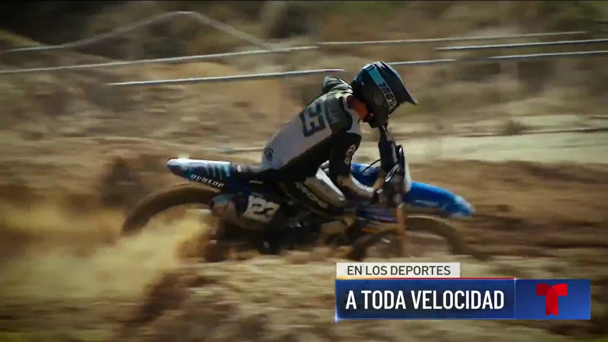 Jacob va a toda velocidad en su moto en busca de ser el mejor en ...