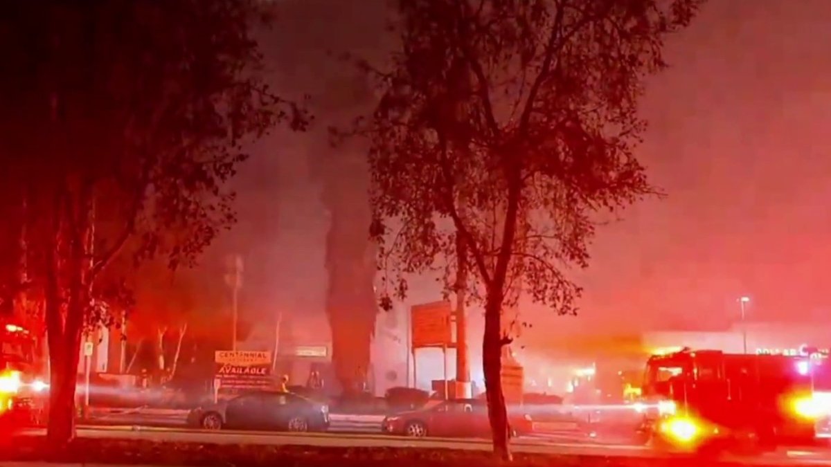Incendio en edificio comercial en Winnetka – Telemundo 52