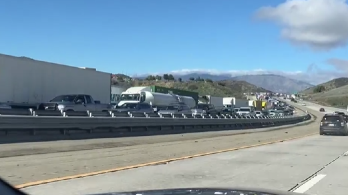 Tráfico pesado en la autopista 5 por choque de camión de carga en la ...