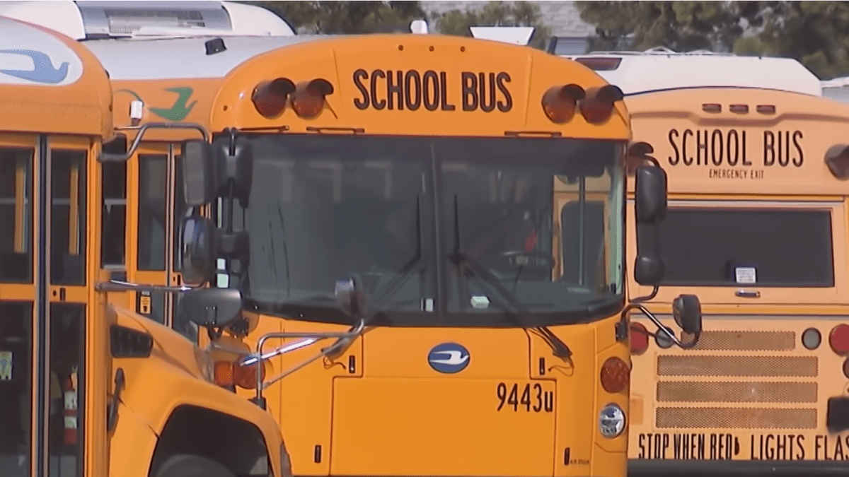 LAUSD toma medidas de precaución tras choque de camión escolar ...