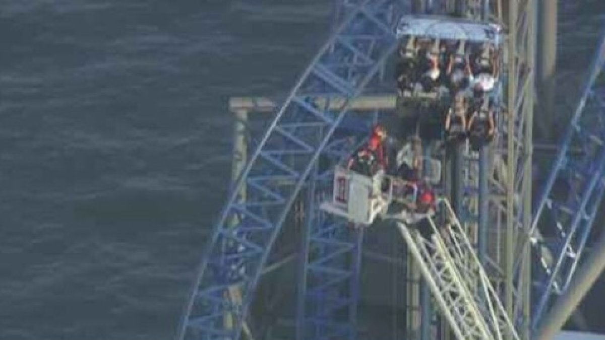 Rescatan a varias personas atrapadas en montaña rusa en Texas ...